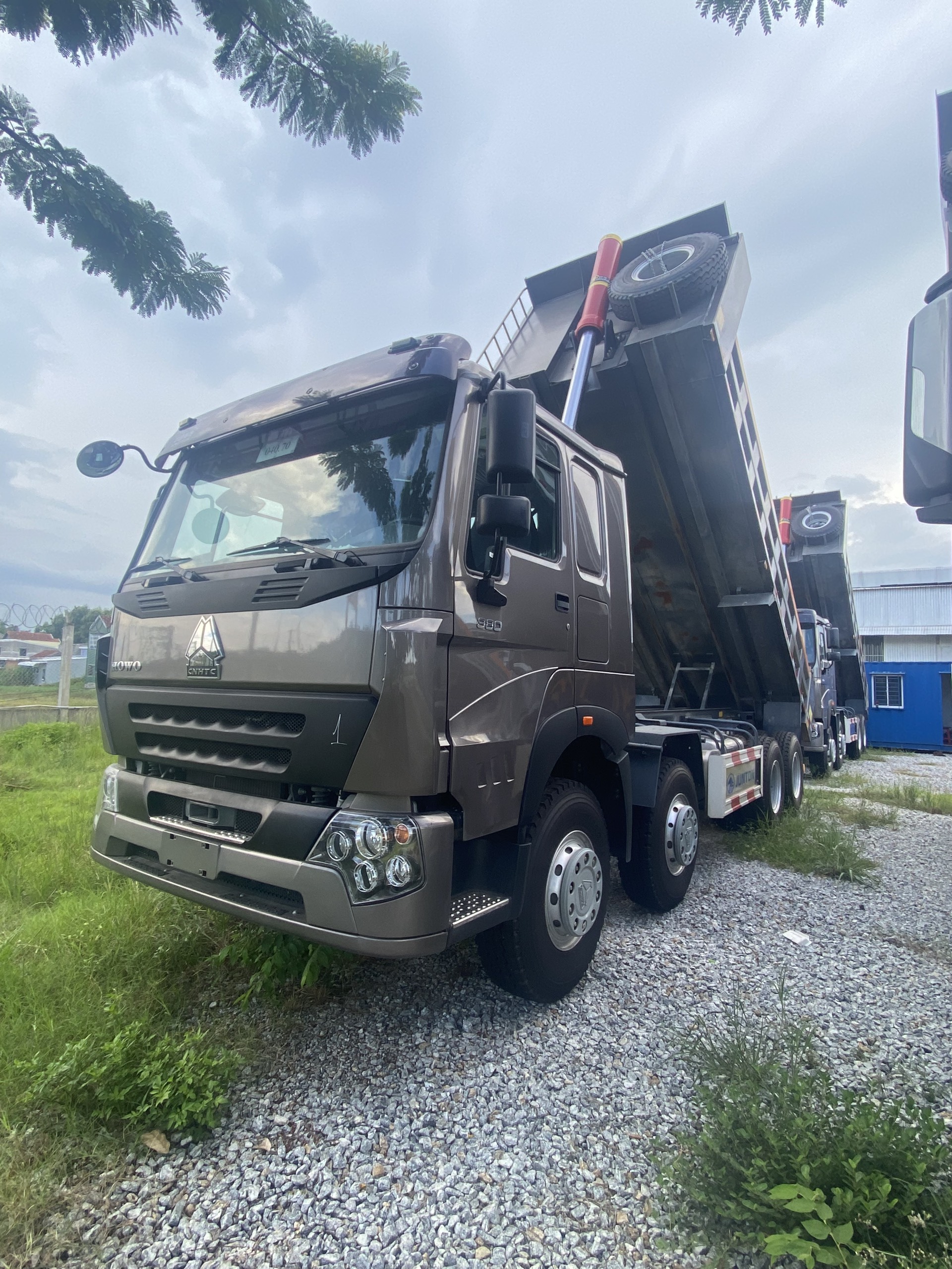Xe Ben Howo 380 V7G 8x4 thùng vuông 12m3 - Showroom xe ô tô tải Quảng Ngãi